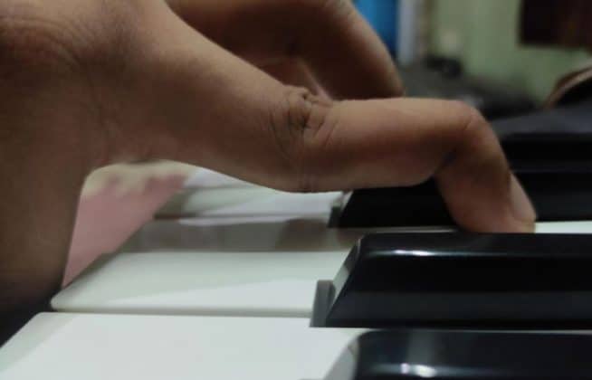 How to Play Piano with Double Jointed Fingers – Digital Piano Planet