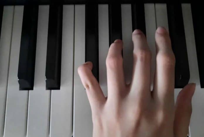 How to Play Piano with Double Jointed Fingers – Digital Piano Planet